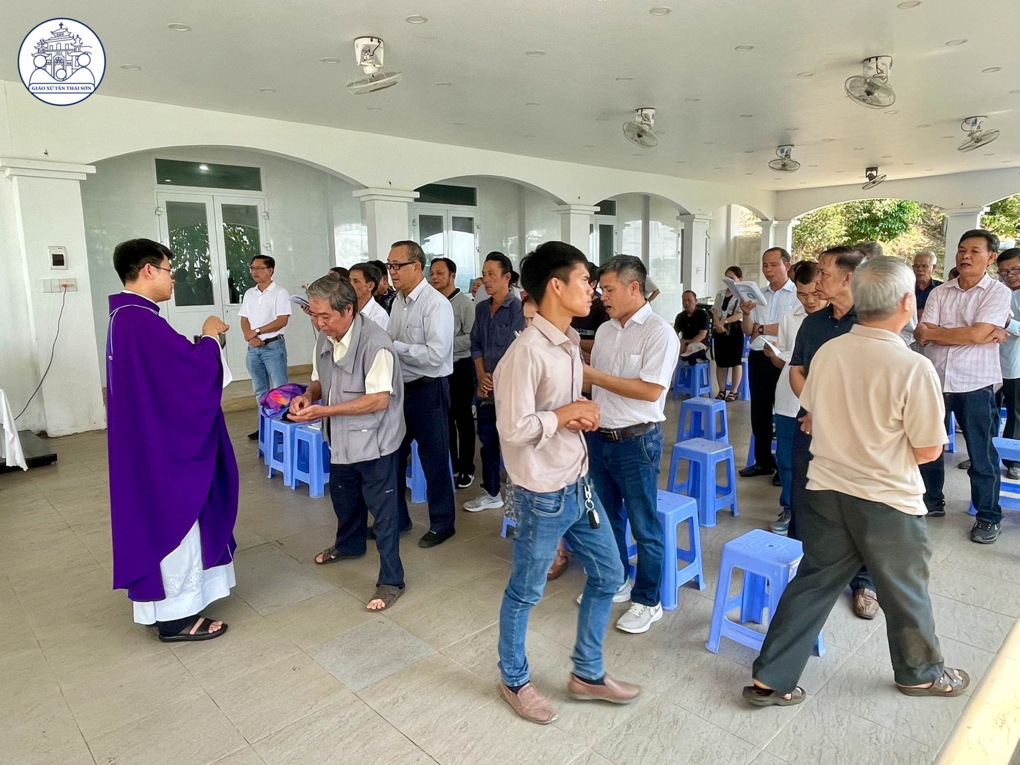 Quý Cha và HĐMV Giáo xứ Tân Thái Sơn cầu nguyện tại trung tâm hành hương Đức Mẹ Núi Cúi, Đức Mẹ ...